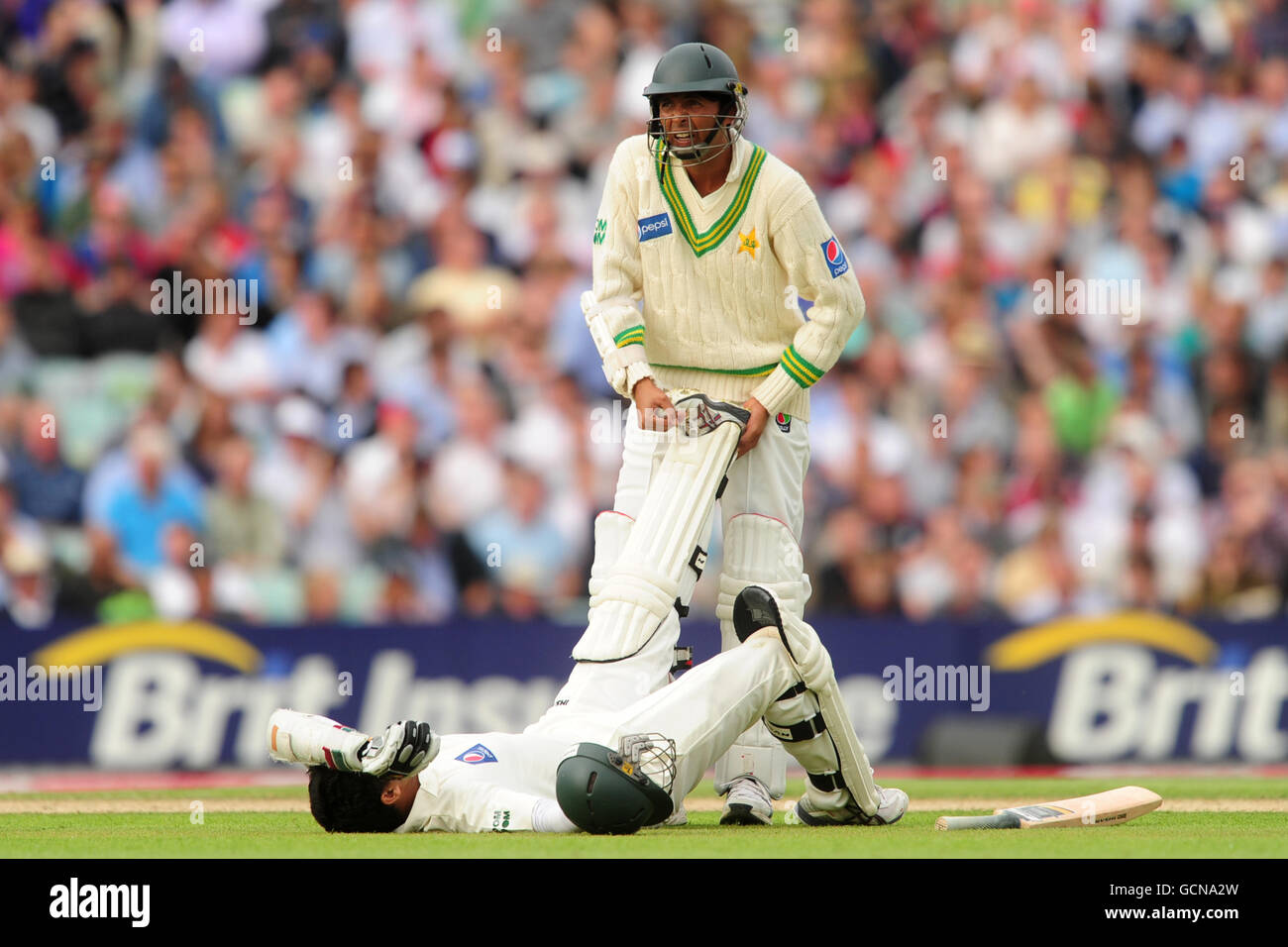 Cricket - Third npower Test - Day Two - England v Pakistan - The Brit ...