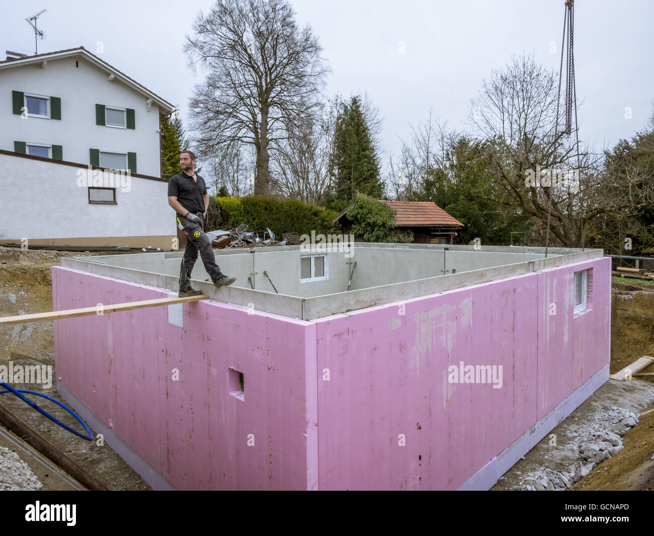 Prefabricated house, workers in setting up the basement walls Stock ...
