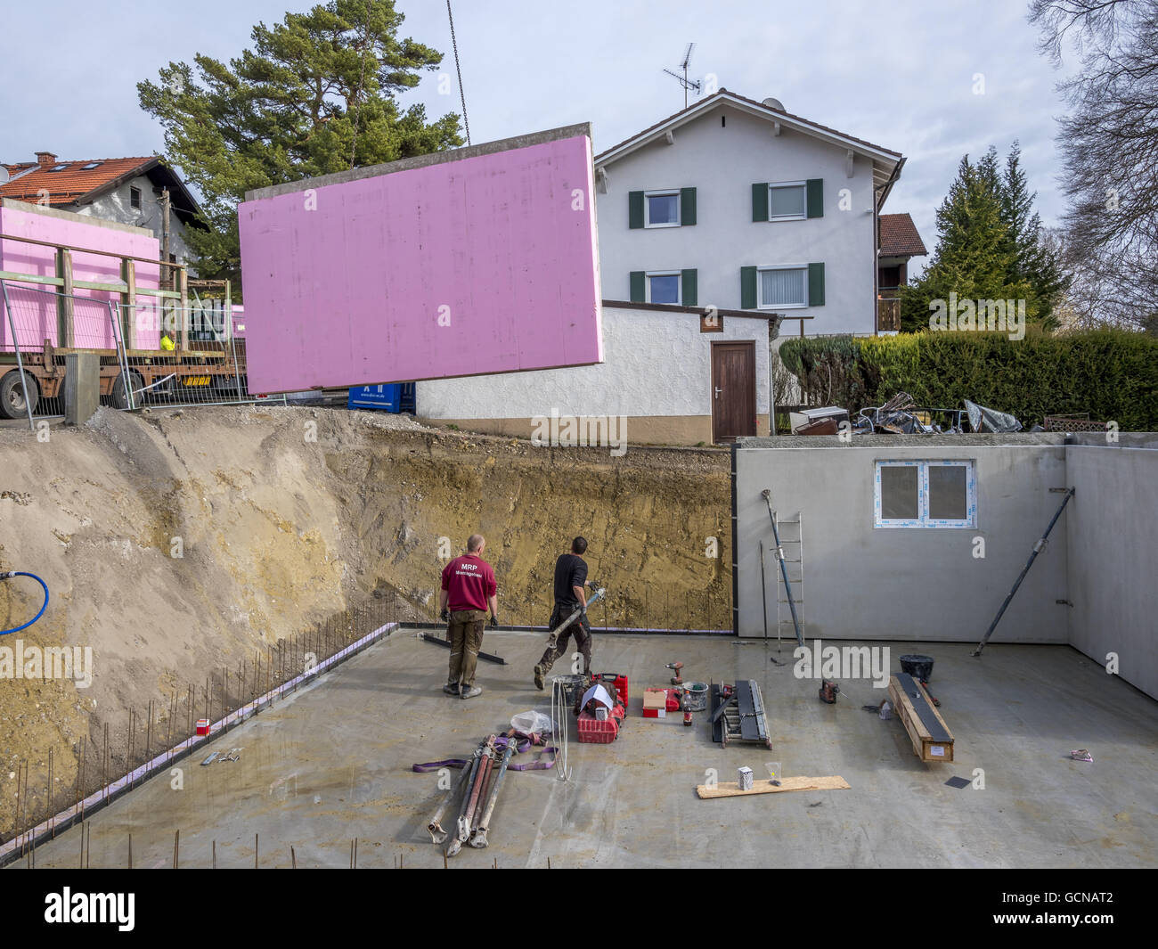 Prefabricated house, workers in setting up the basement walls Stock ...