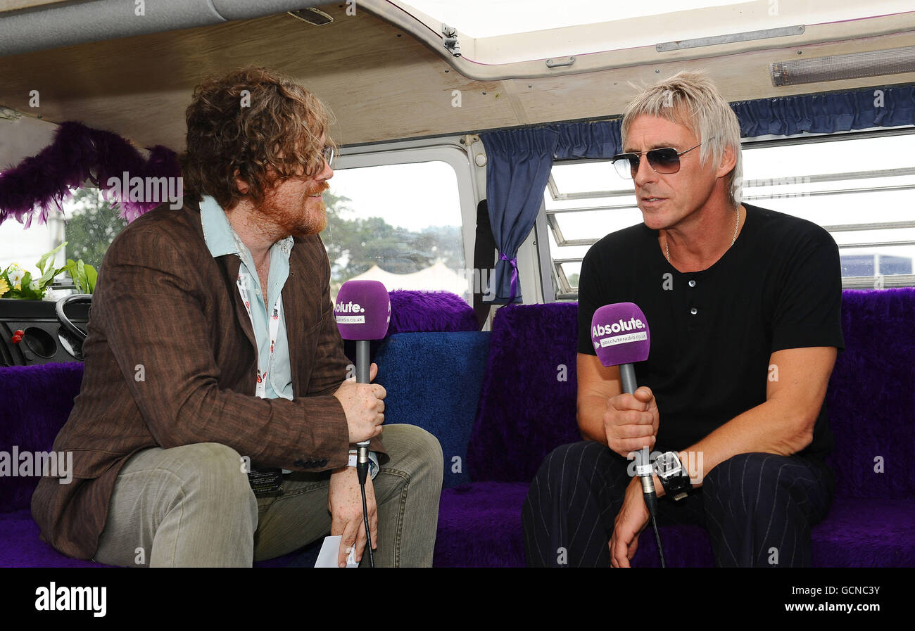 Geoff Lloyd speaks to Paul Weller (right)backstage at the Absolute ...