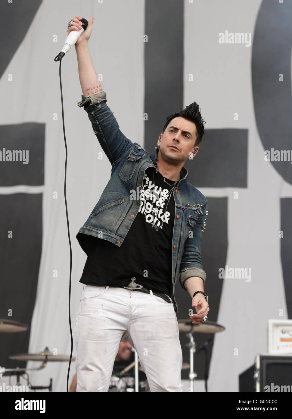 Ian Watkins of Lostprophets performing on the Main Stage at the Reading ...