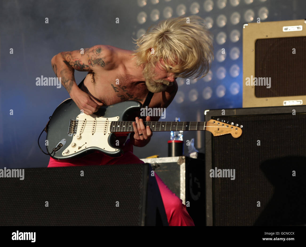 Reading Festival 2010. Simon Neil of Biffy Clyro performing on the Main ...