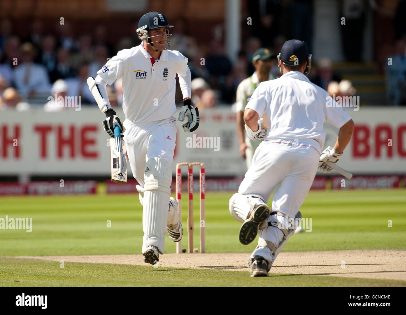Running between wickets hi-res stock photography and images - Alamy