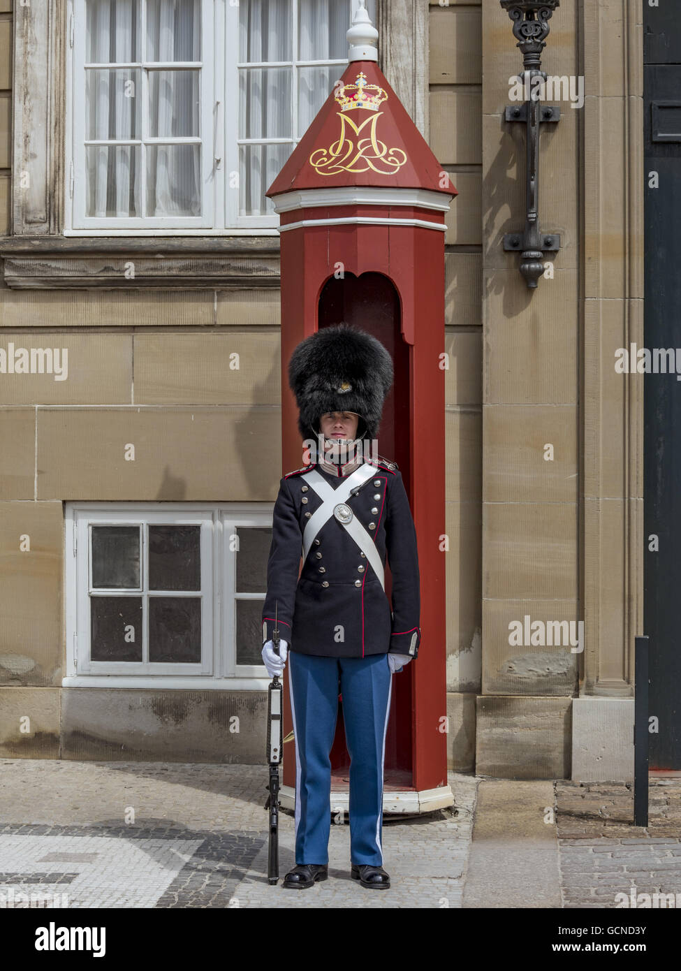Traditional guard outside amalienborg hi-res stock photography and images - Alamy