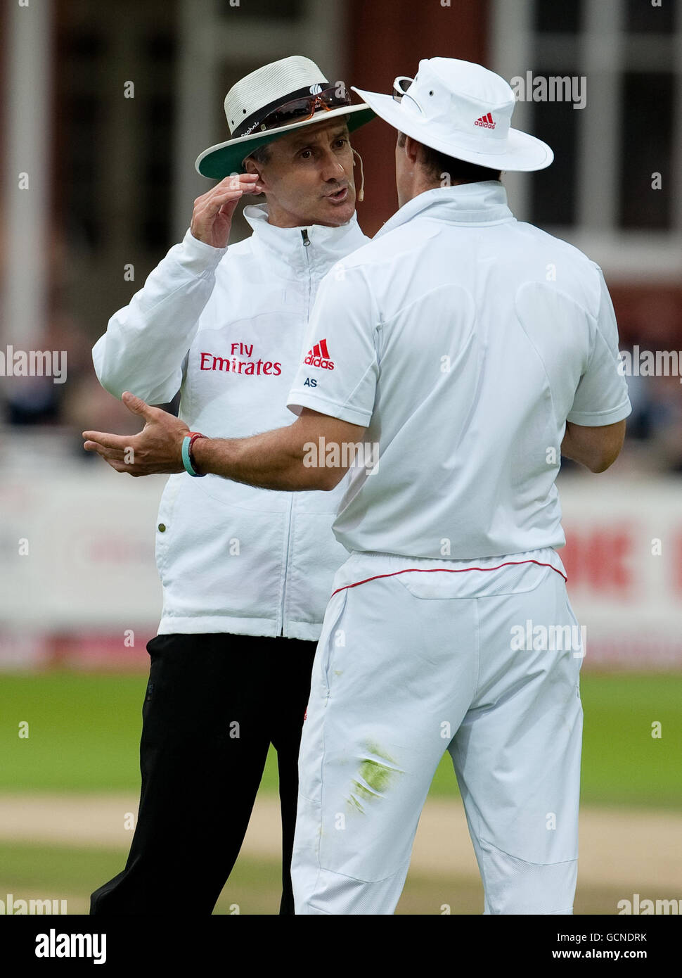 Umpire billy bowden hi-res stock photography and images - Alamy