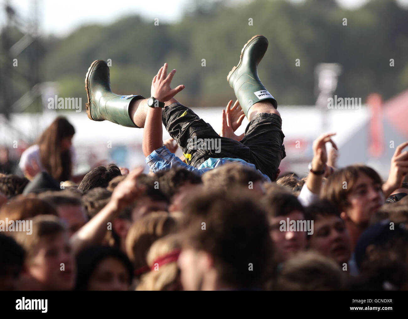 Reading Festival 2010. The crowd watching The Cribs performing on the ...