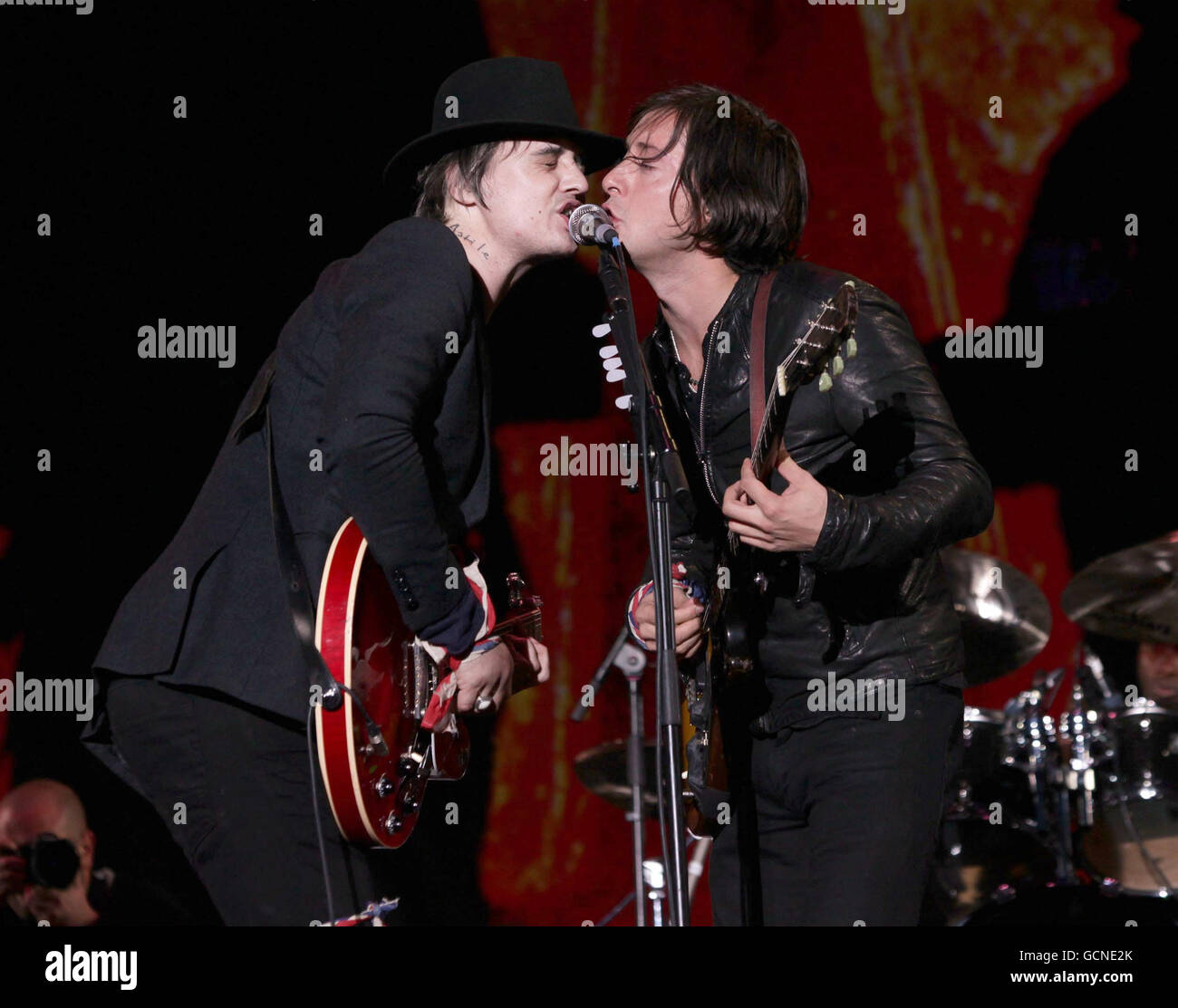 Pete Doherty (left) and Carl Barat of The Libertines performing on the ...