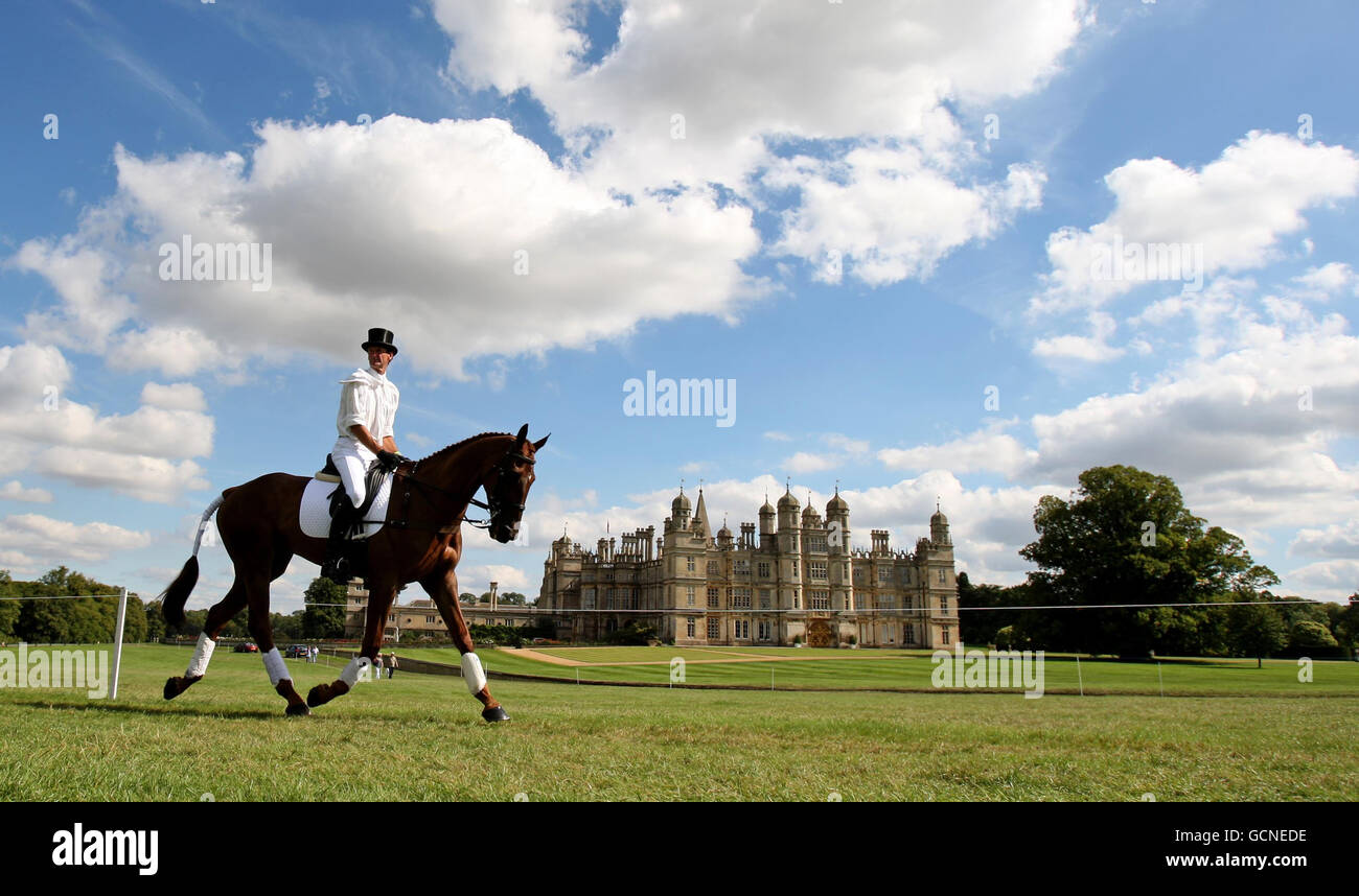 New Zealand's Mark Todd and Major Milestone make their way past ...