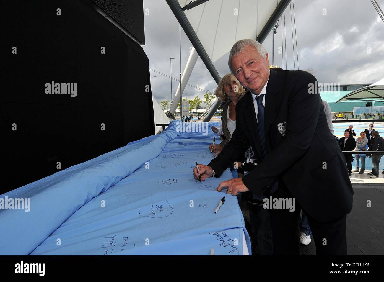 Former Manchester City player Mike Summerbee writes a message on giant ...