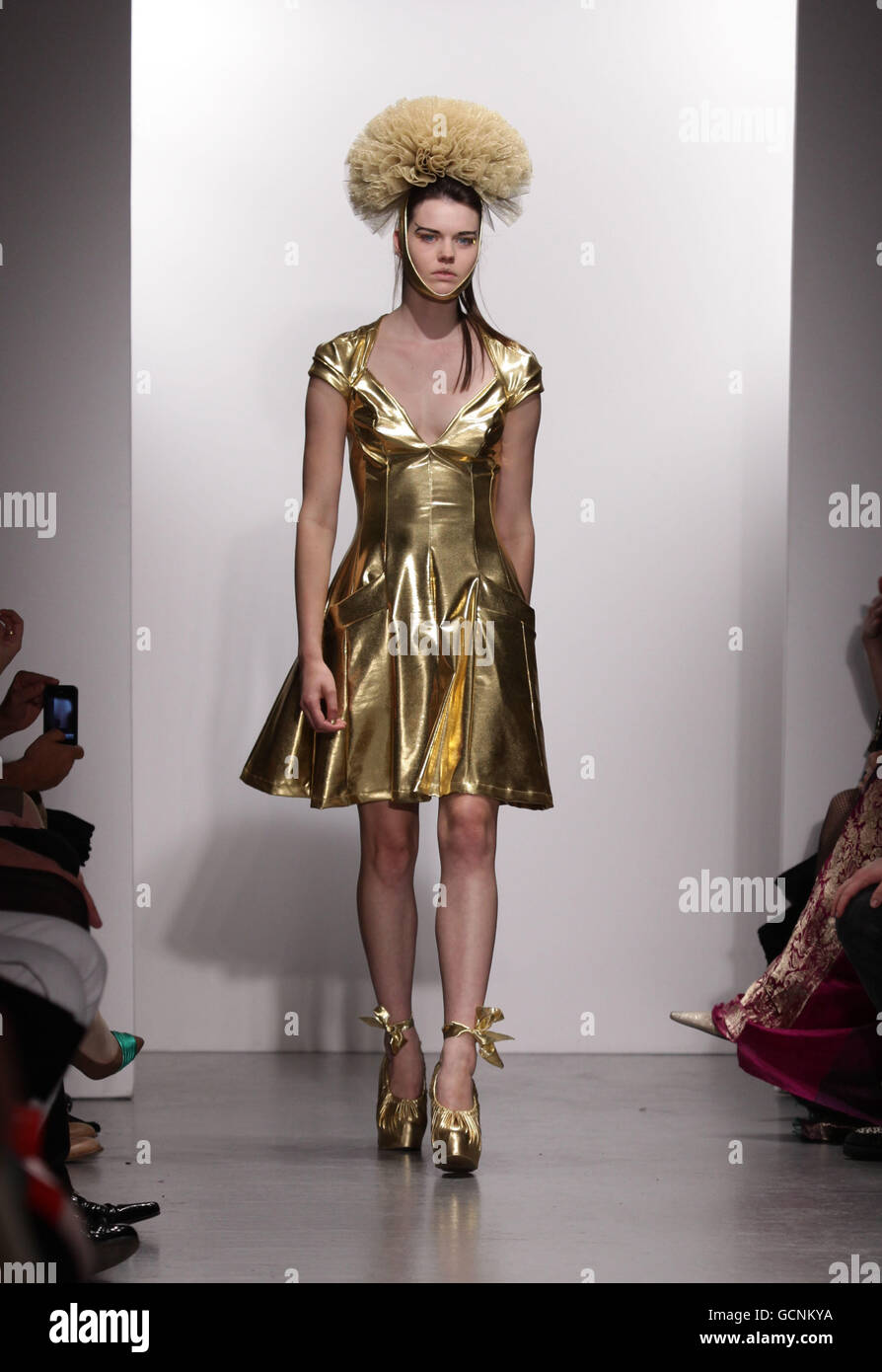 Pam Hogg Catwalk London Fashion Week Stock Photo Alamy