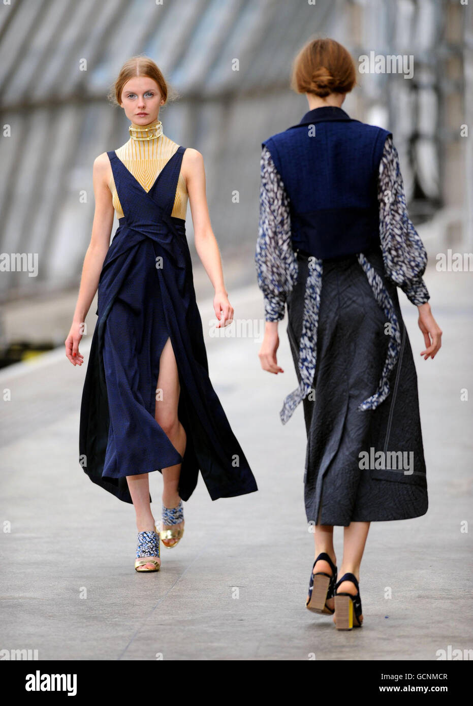 Full length models modelling runway mangkb hi-res stock photography and ...