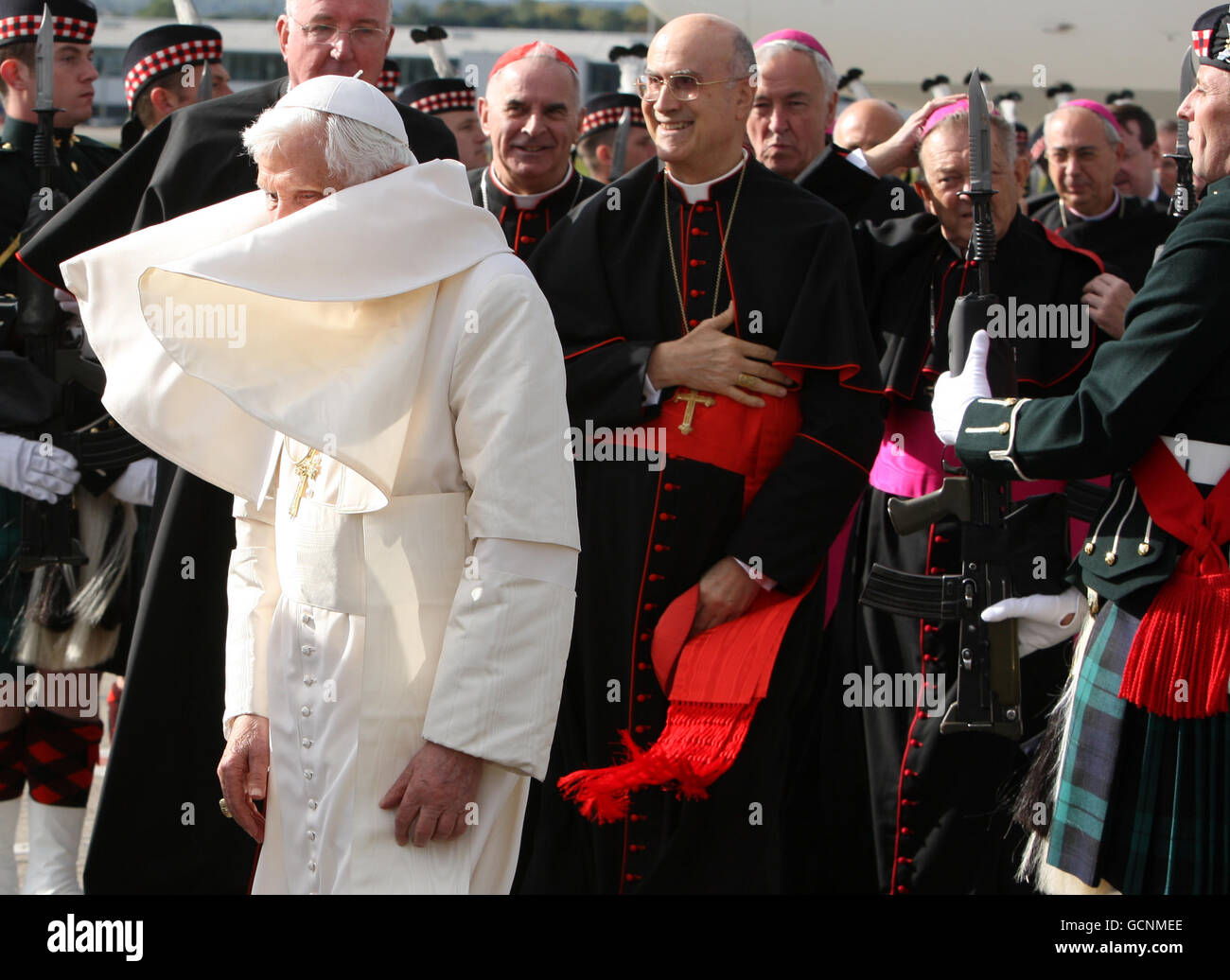 To begin the first papal state visit to the uk hi-res stock photography ...