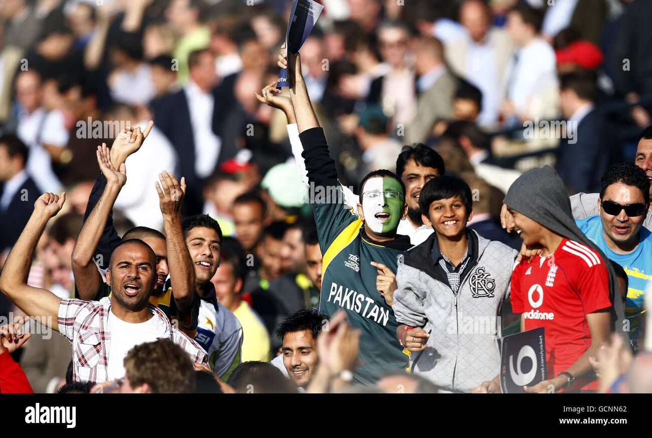 Pakistan fans show hi-res stock photography and images - Alamy