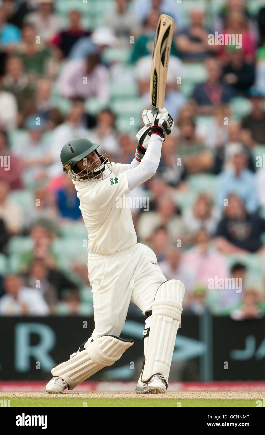 Cricket - Third npower Test - Day Two - England v Pakistan - The Brit ...