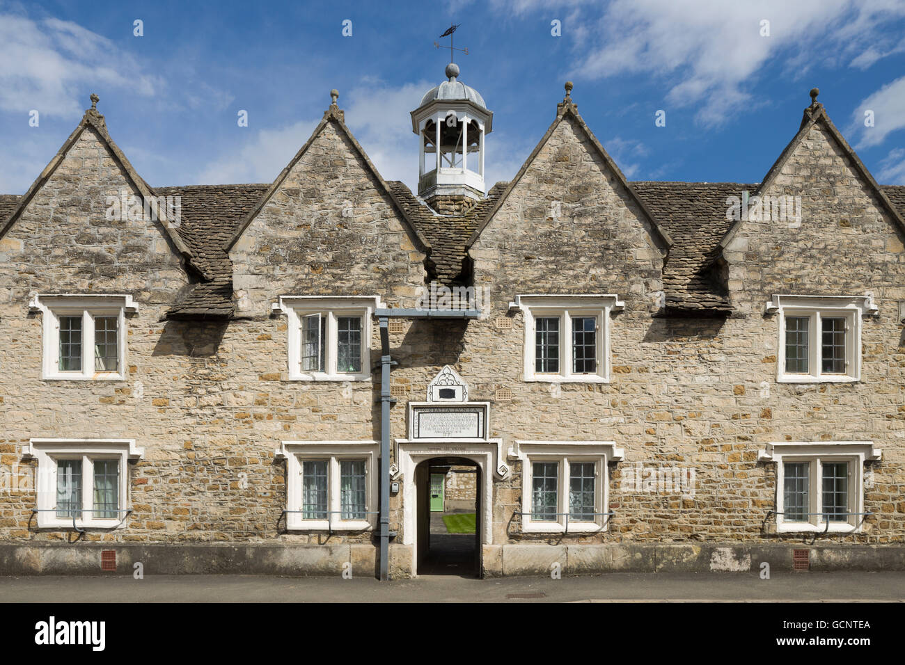 Almshouses 17th century hi-res stock photography and images - Alamy