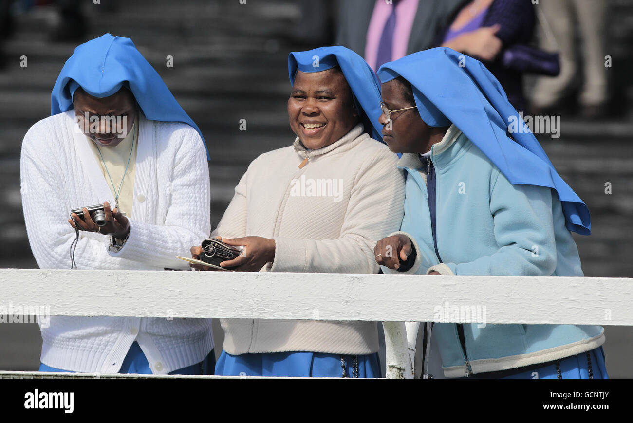 Three nuns watch the racing at curragh racecourse hi-res stock ...