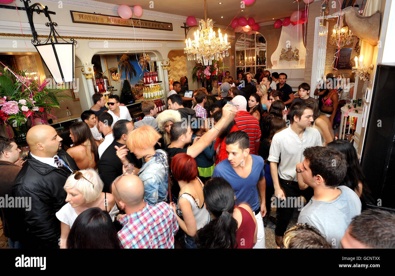 Large group party goers hi-res stock photography and images - Alamy