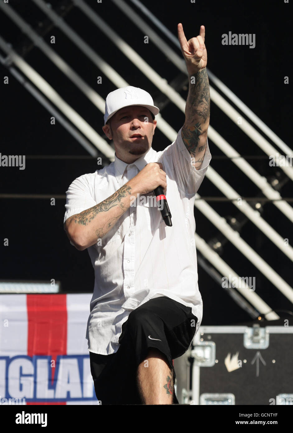 Fred durst limp bizkit performs on main stage reading festival hi-res ...