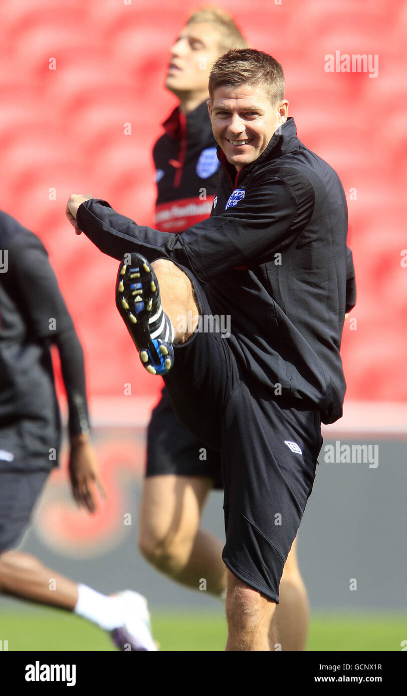 England captain steven gerrard during training hi-res stock photography ...