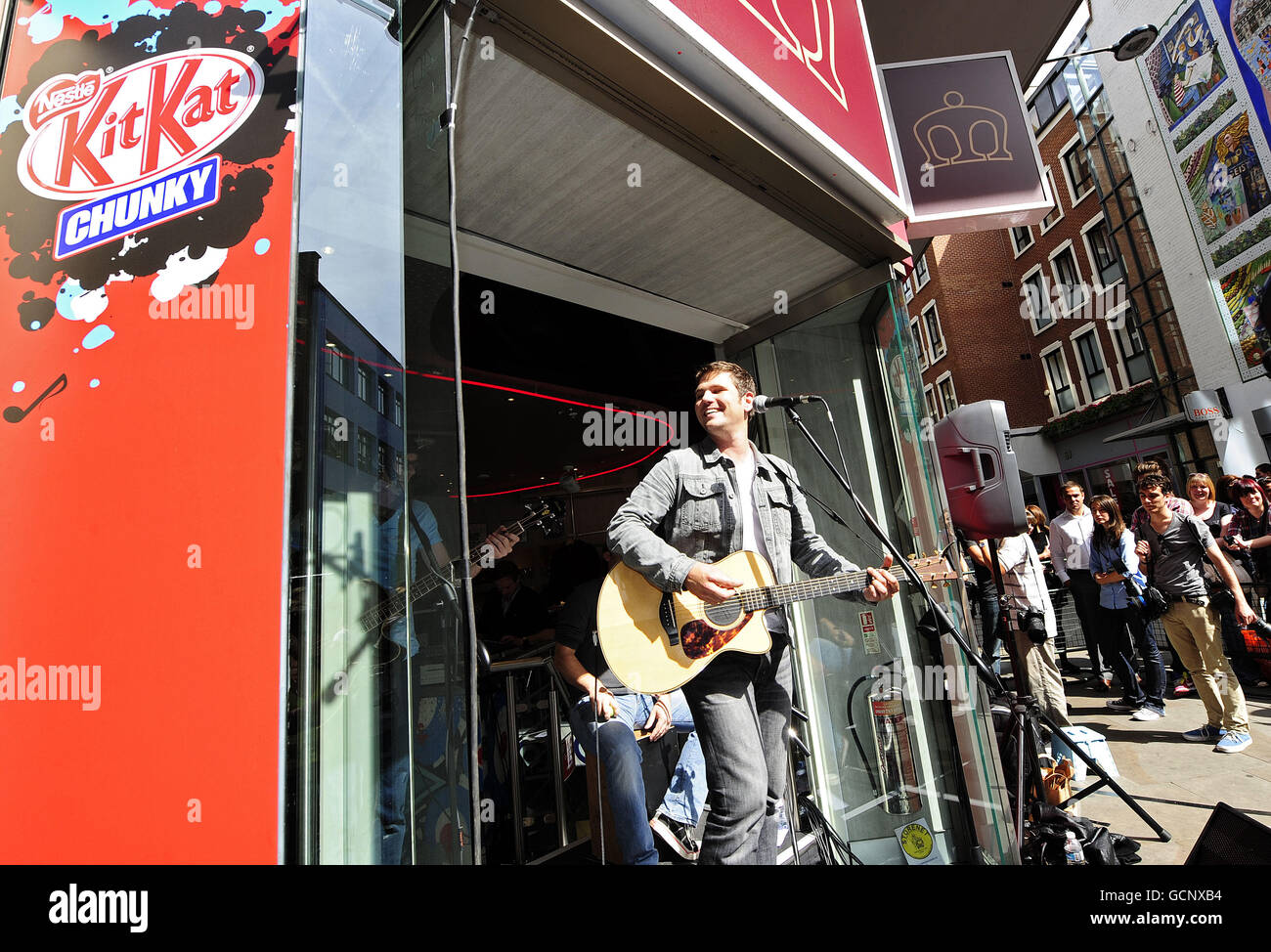 Kit Kat Chunky pop up gigs - London Stock Photo - Alamy
