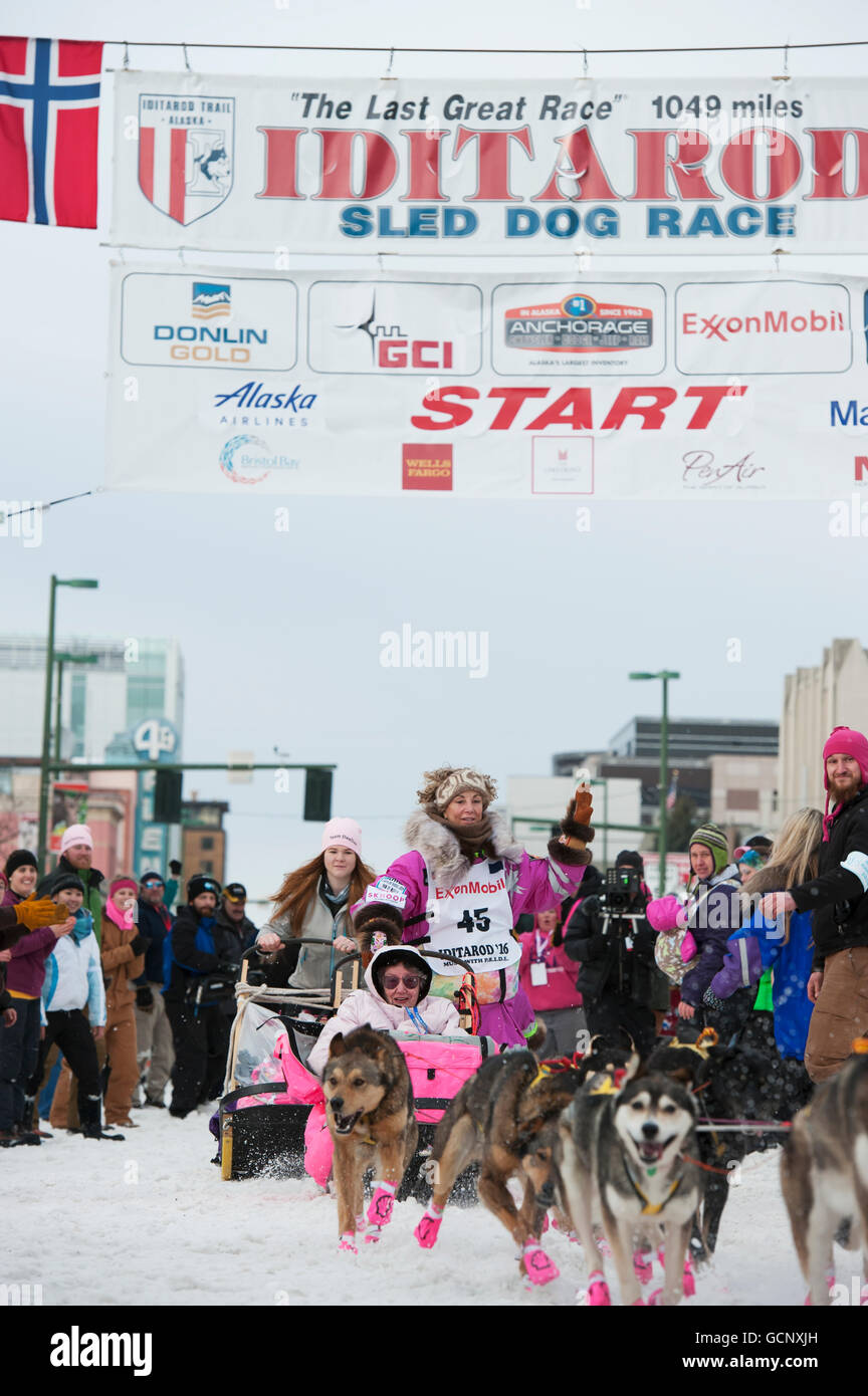 Running race start banner hi-res stock photography and images - Alamy