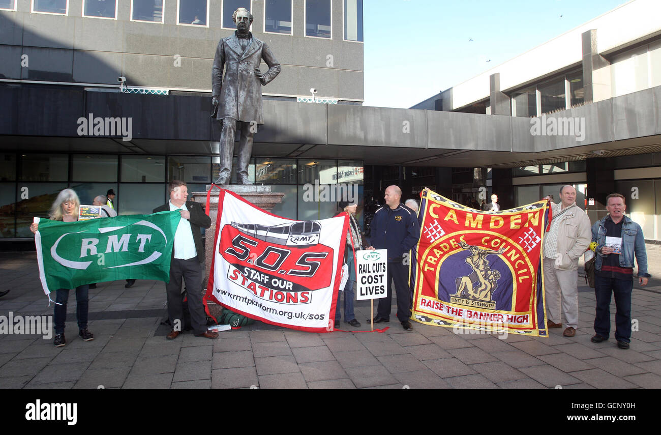 Rail Maritime and Transport (RMT) union leader Bob Crow (3rd right) on ...