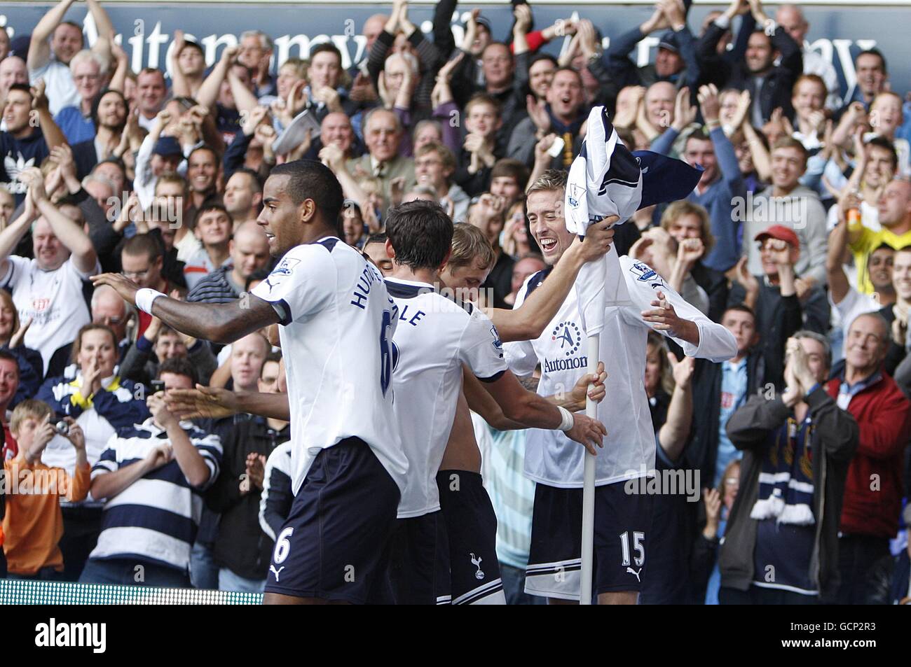 Tottenham Hotspur's Roman Pavlyuchenko (centre) celebrates scoring ...