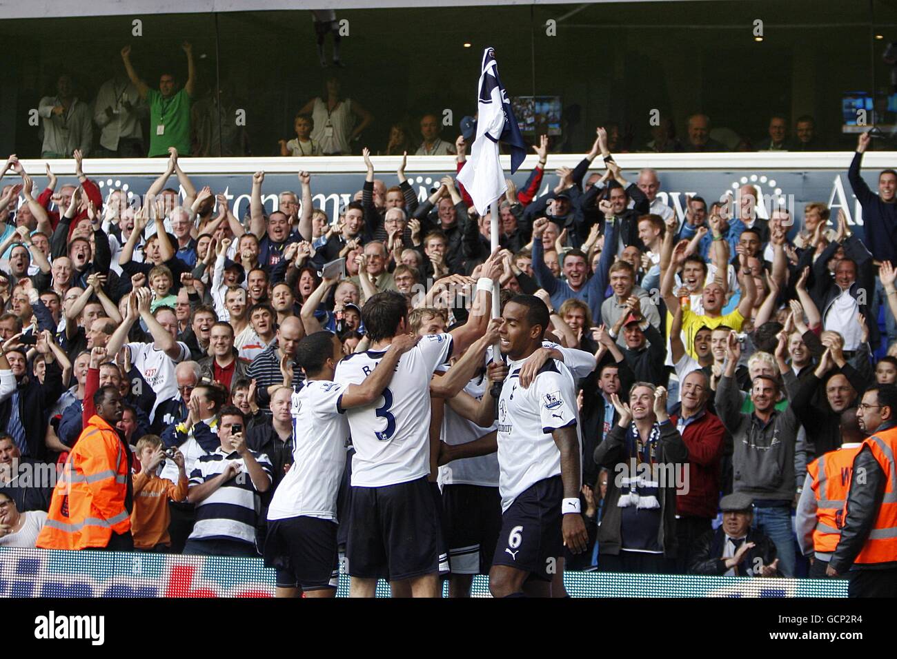Tottenham Hotspur's Roman Pavlyuchenko (centre) celebrates scoring ...