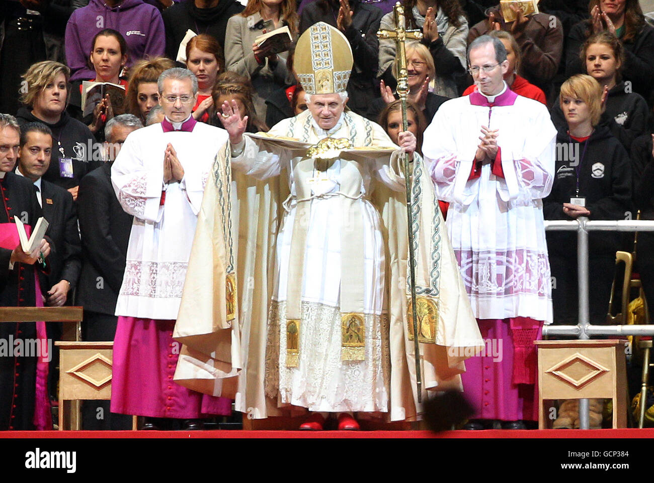 Pope benedict xvi praying hi-res stock photography and images - Alamy