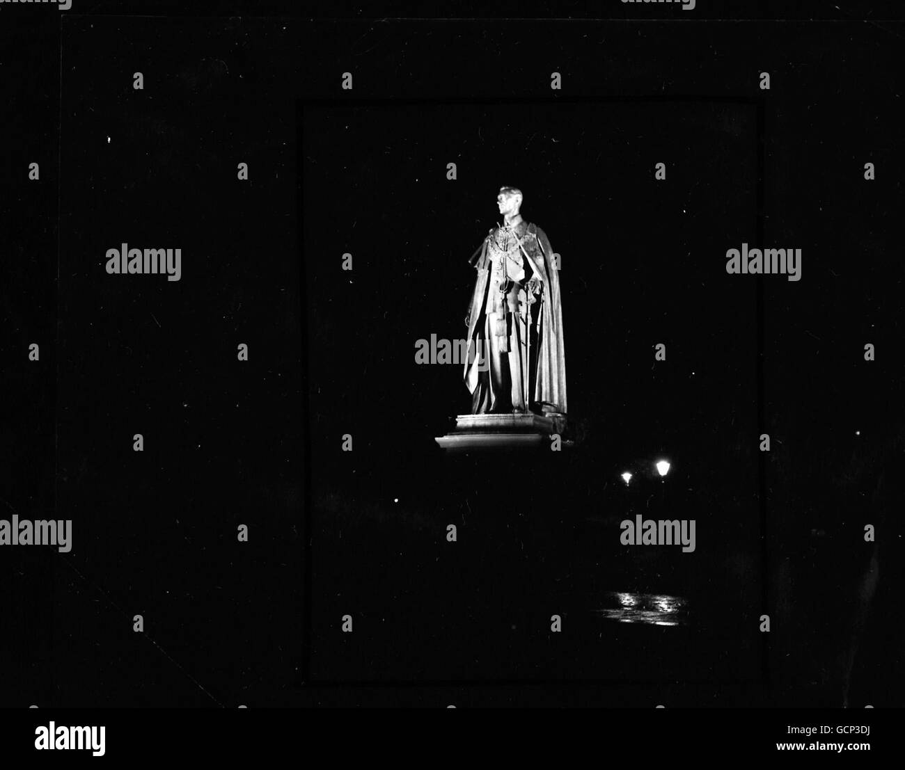 Royalty - George VI statue - Carlton Gardens, London Stock Photo - Alamy