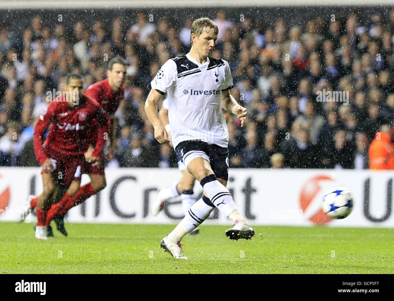 Tottenham Hotspur's Roman Pavlyuchenko scores his second and his side's ...