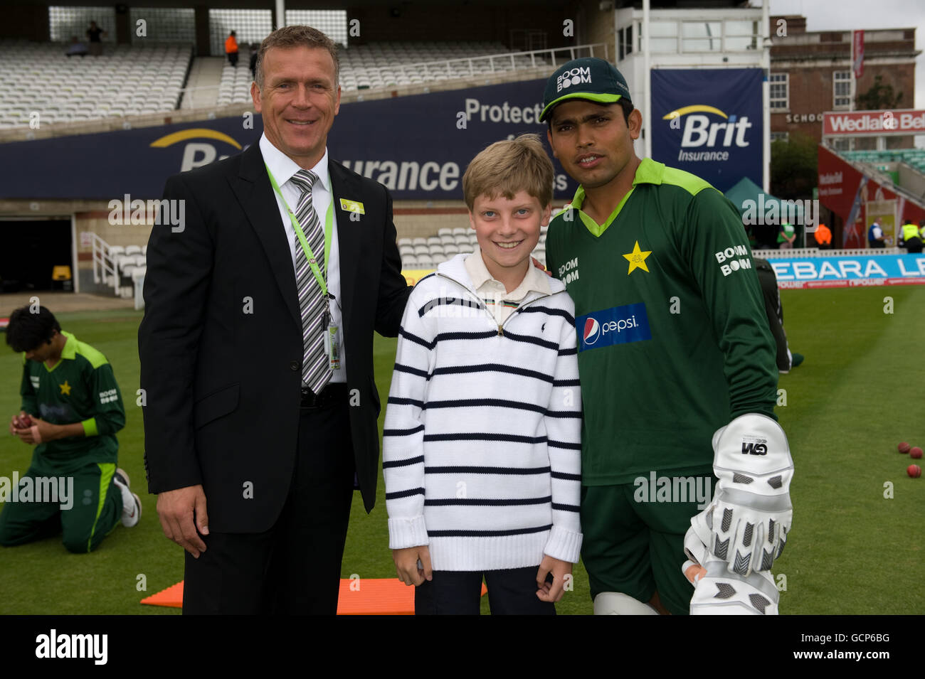 The matchday mascot at the Brit Insurance Oval meets Alec Stewart (left ...