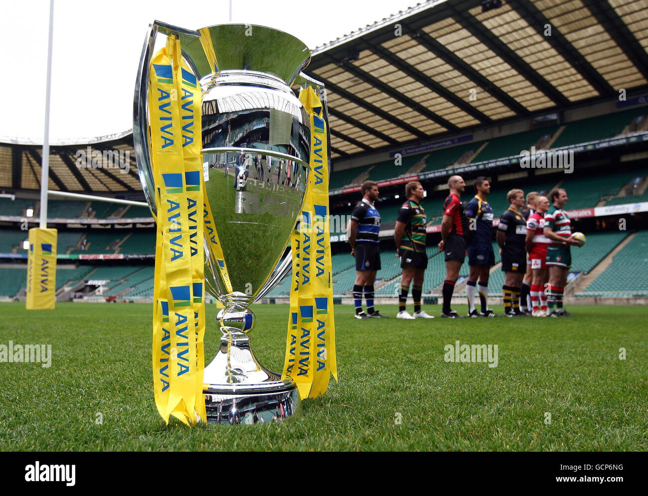 Players pose for a picture with the Aviva Premiership Trophy during the ...