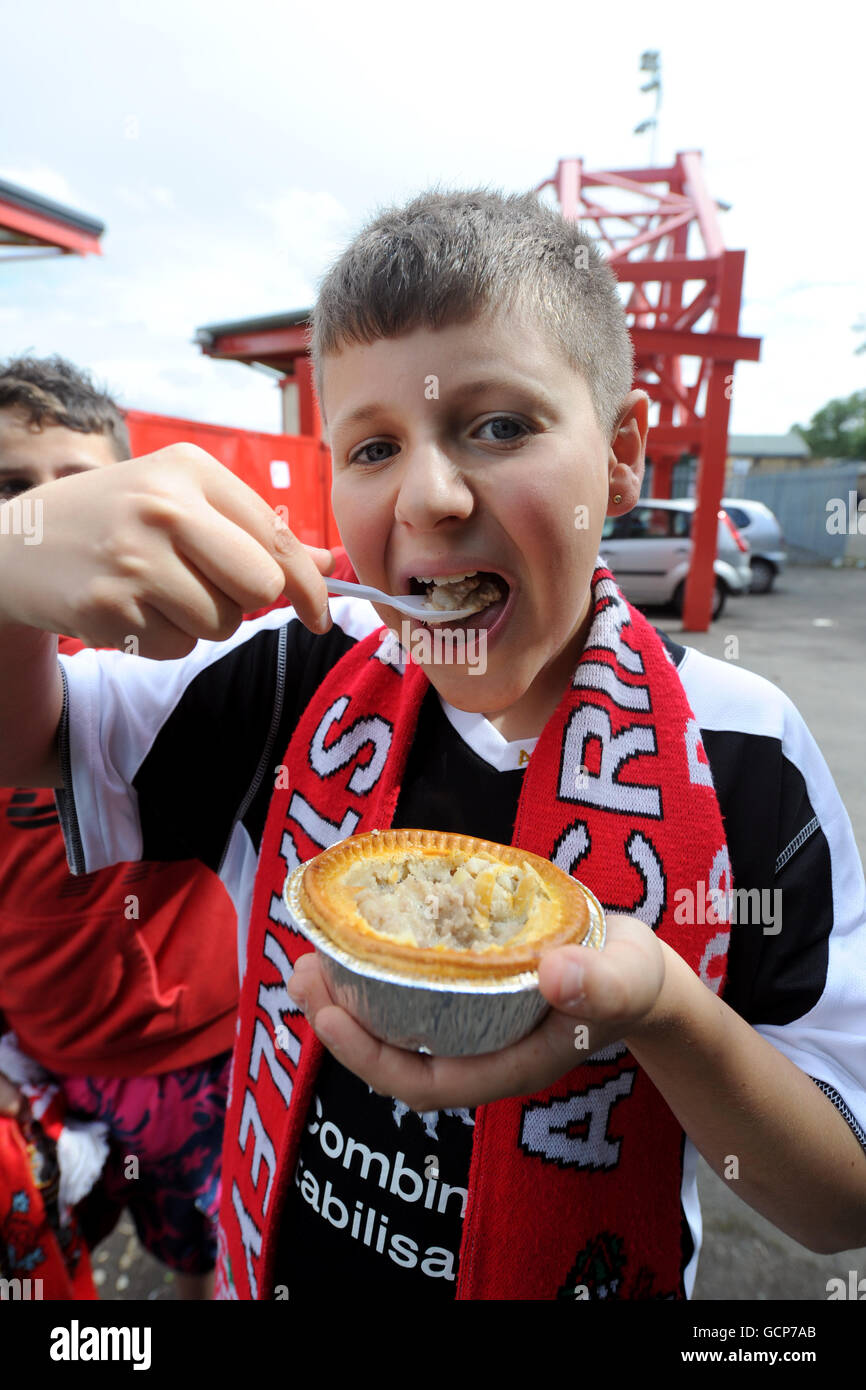 Football fan eating pie hi-res stock photography and images - Alamy