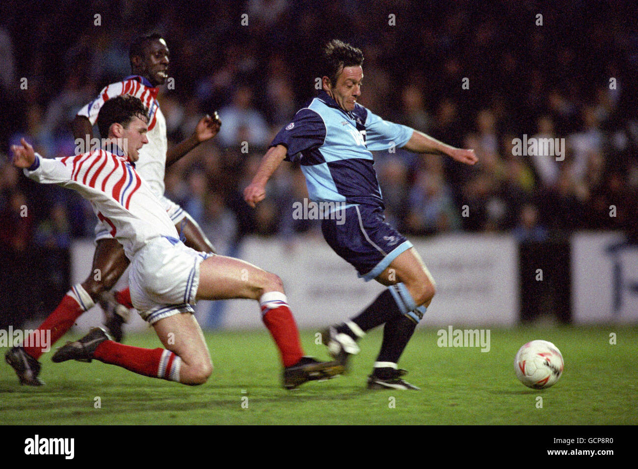 SOCCER. SIMON GARNER, WYCOMBE WANDERERS, SCORES THE 2nd GOAL v CARLISLE ...