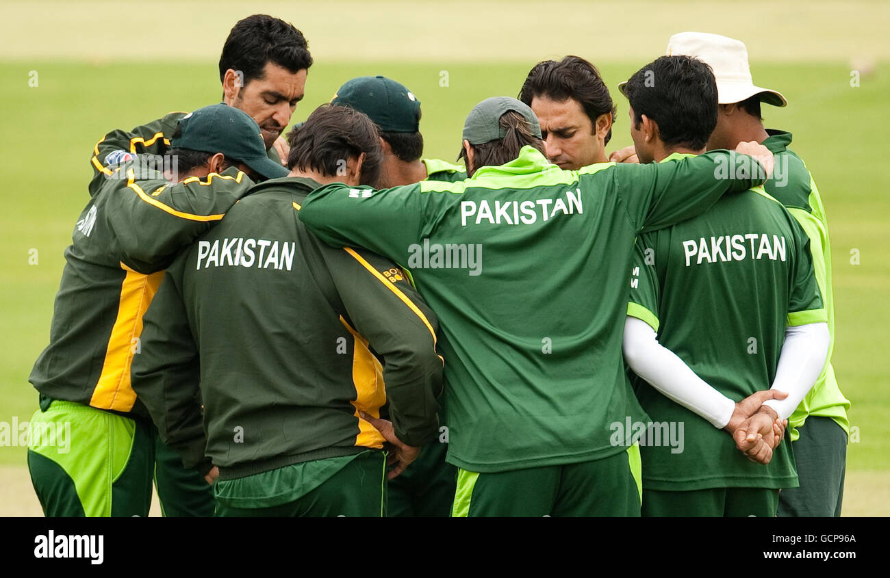 Cricket team huddle hi-res stock photography and images - Alamy