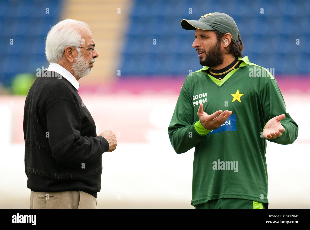 Cricket pakistan half length mid speaking mangsk hi-res stock ...