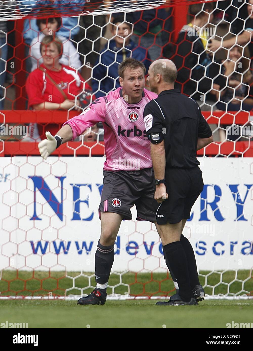 Charlton Athletic goalkeeper Rob Elliot (left) argues with referee ...