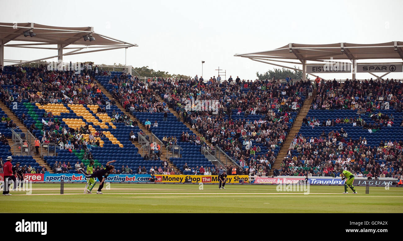 Cricket crowd empty seats hi-res stock photography and images - Alamy