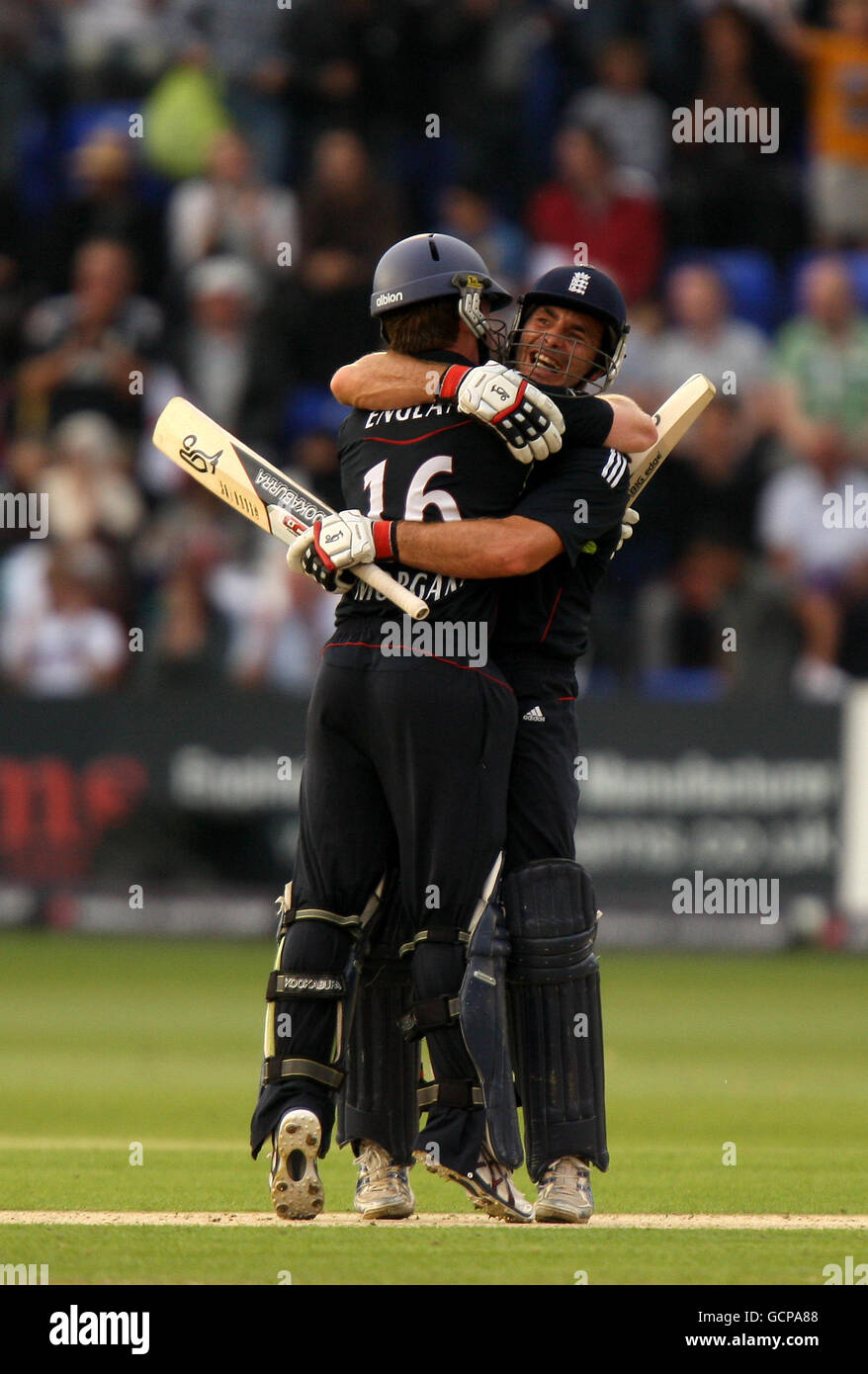 England's Michael Yardy (r) congratulates Eoin Morgan on scoring the ...