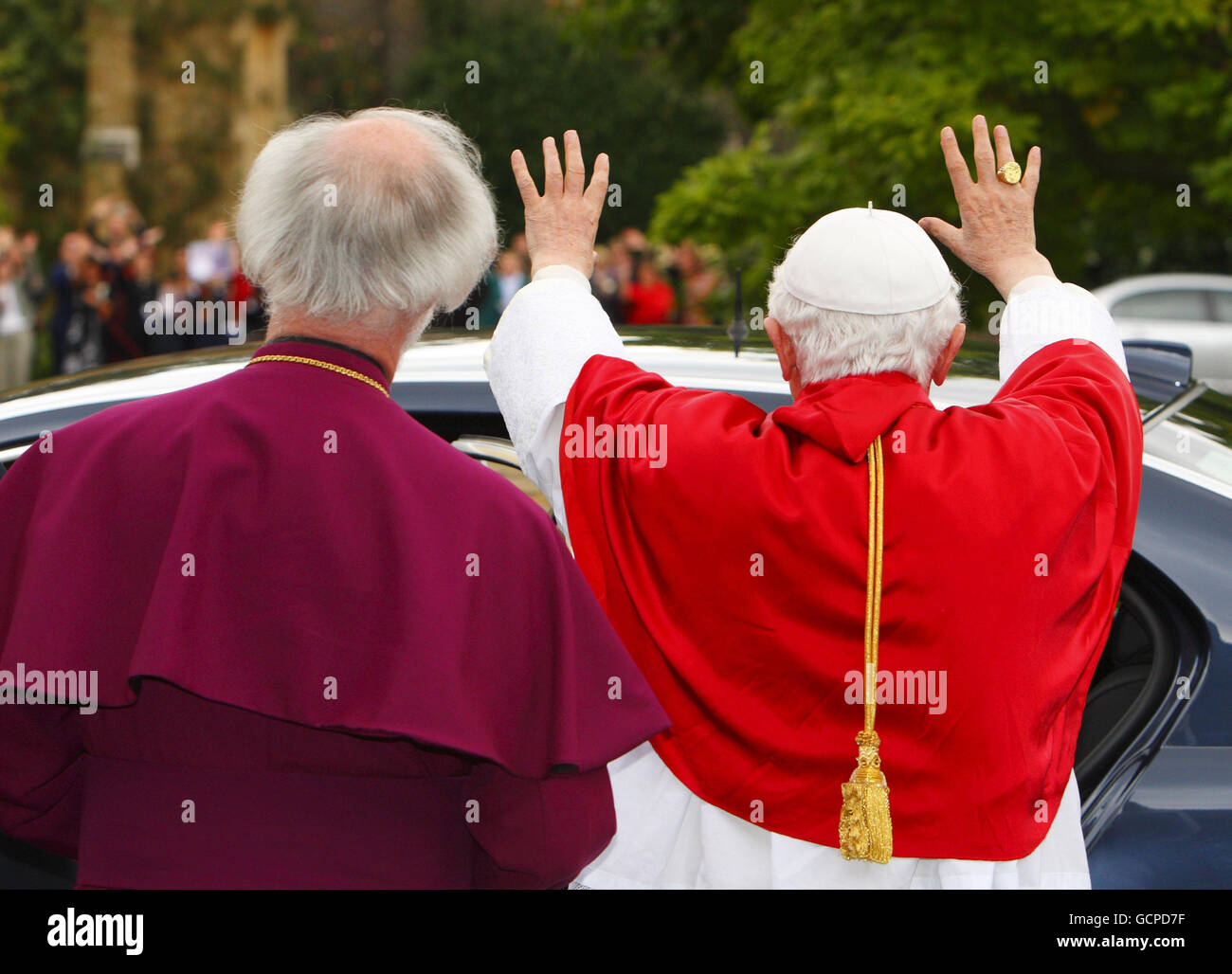Religion pope back view waving mangdm hi-res stock photography and ...
