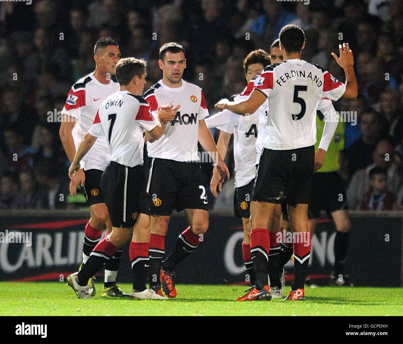 Manchester United's Darron Gibson (centre) celebrates with his team ...