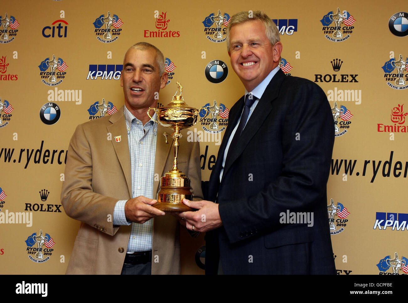 USA captain Corey Pavin (left) and Europe captain Colin Montgomerie ...