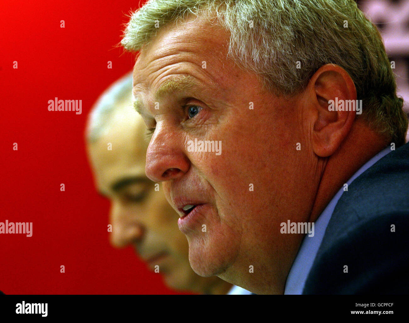 USA captain Corey Pavin (left) and Europe captain Colin Montgomerie ...