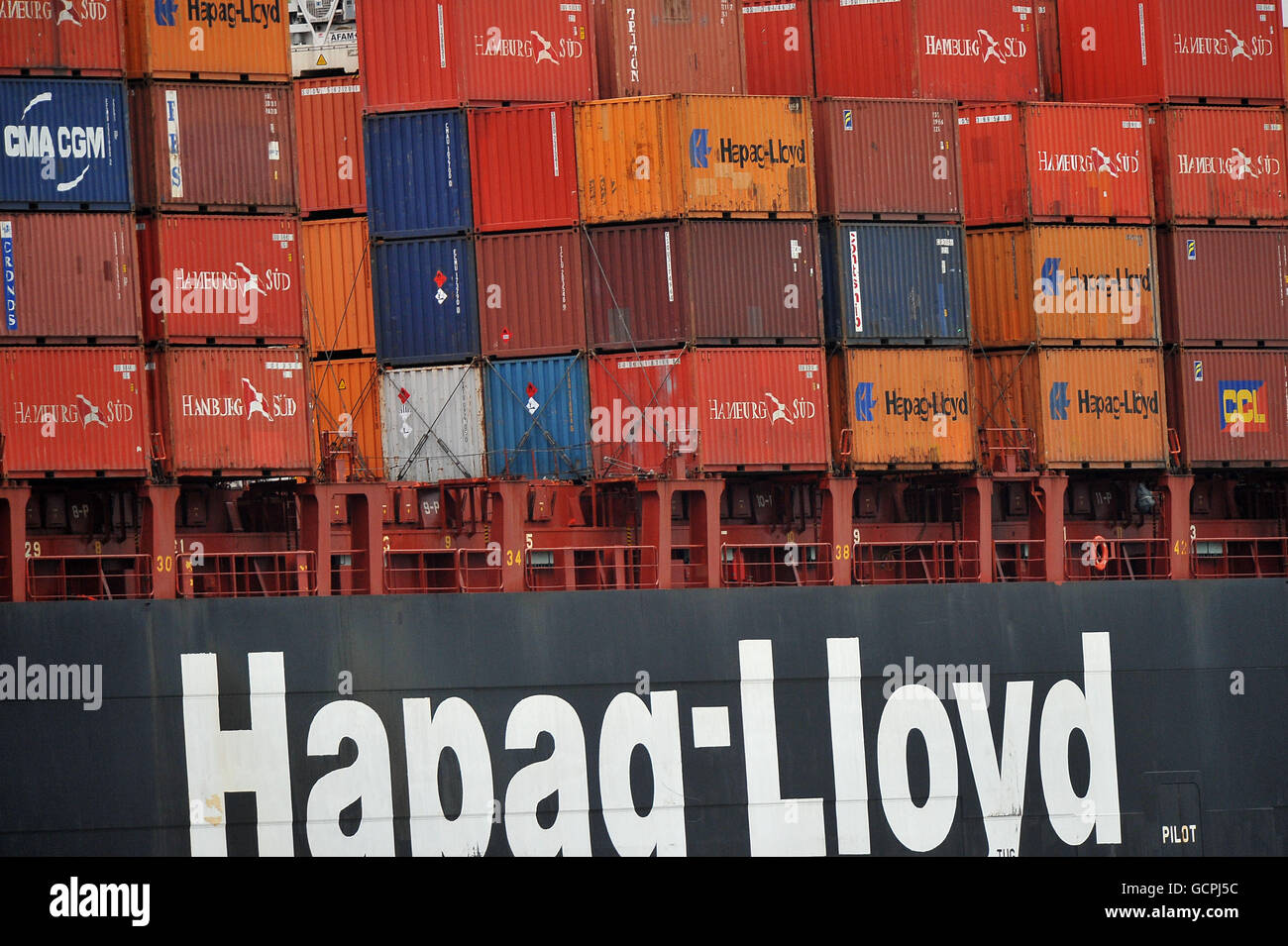 Container ship on the river the london gateway port project hi-res ...