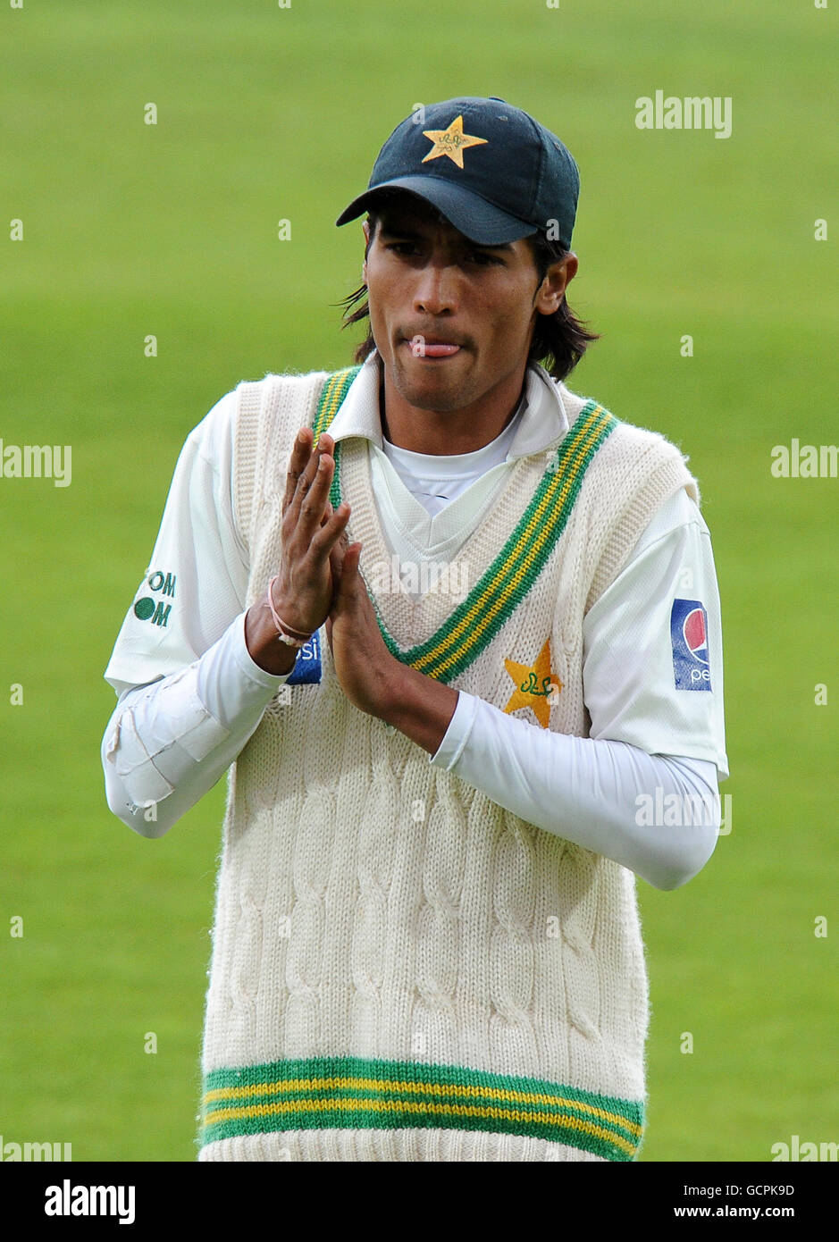 Cricket jumper and cap hi-res stock photography and images - Alamy