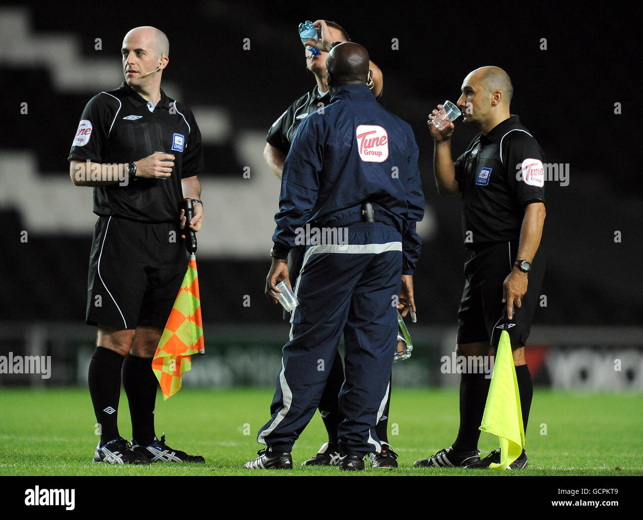 Milton keynes dons referee hi-res stock photography and images - Alamy