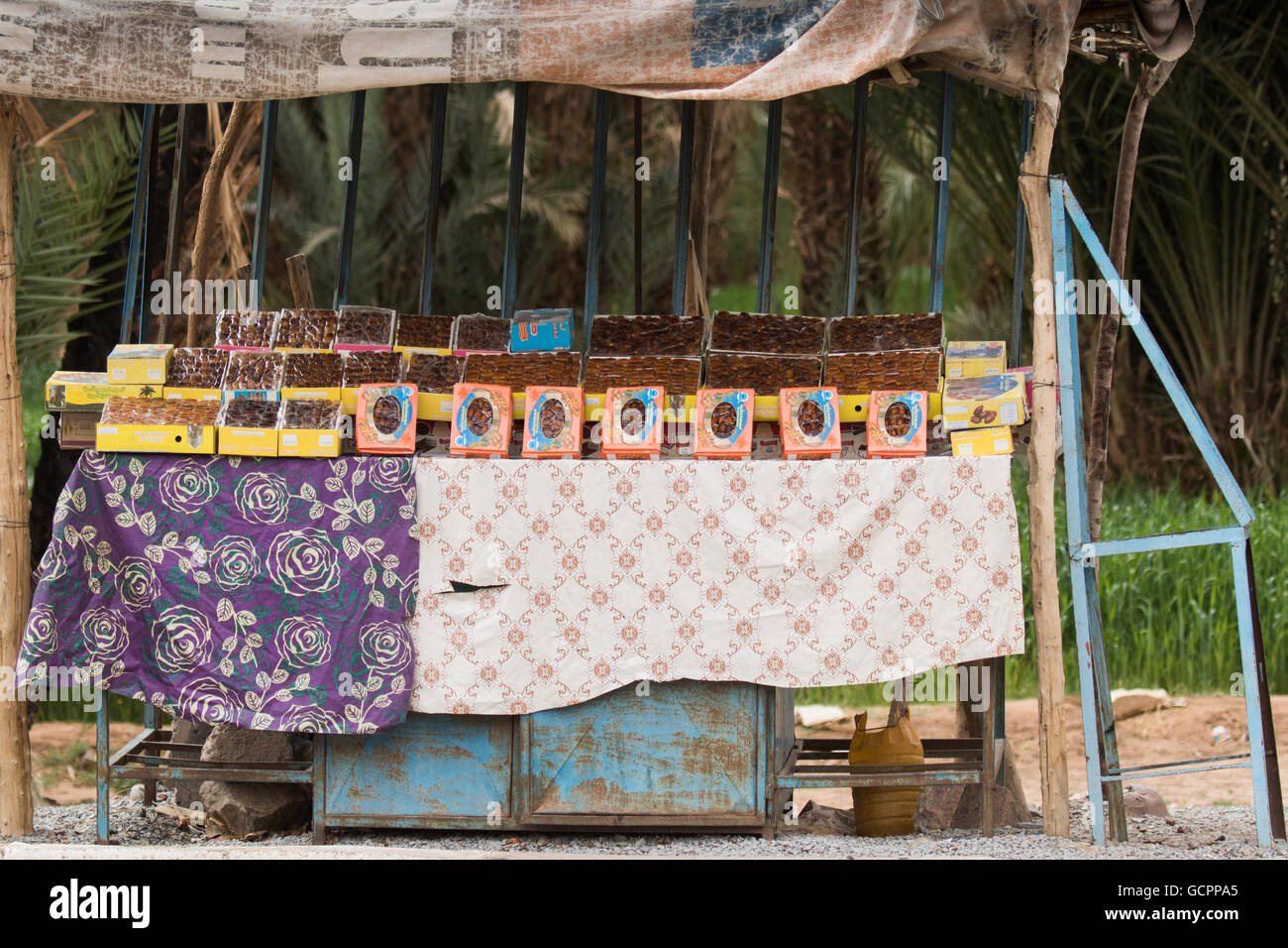 Moroccan date stall in the countryside Stock Photo - Alamy