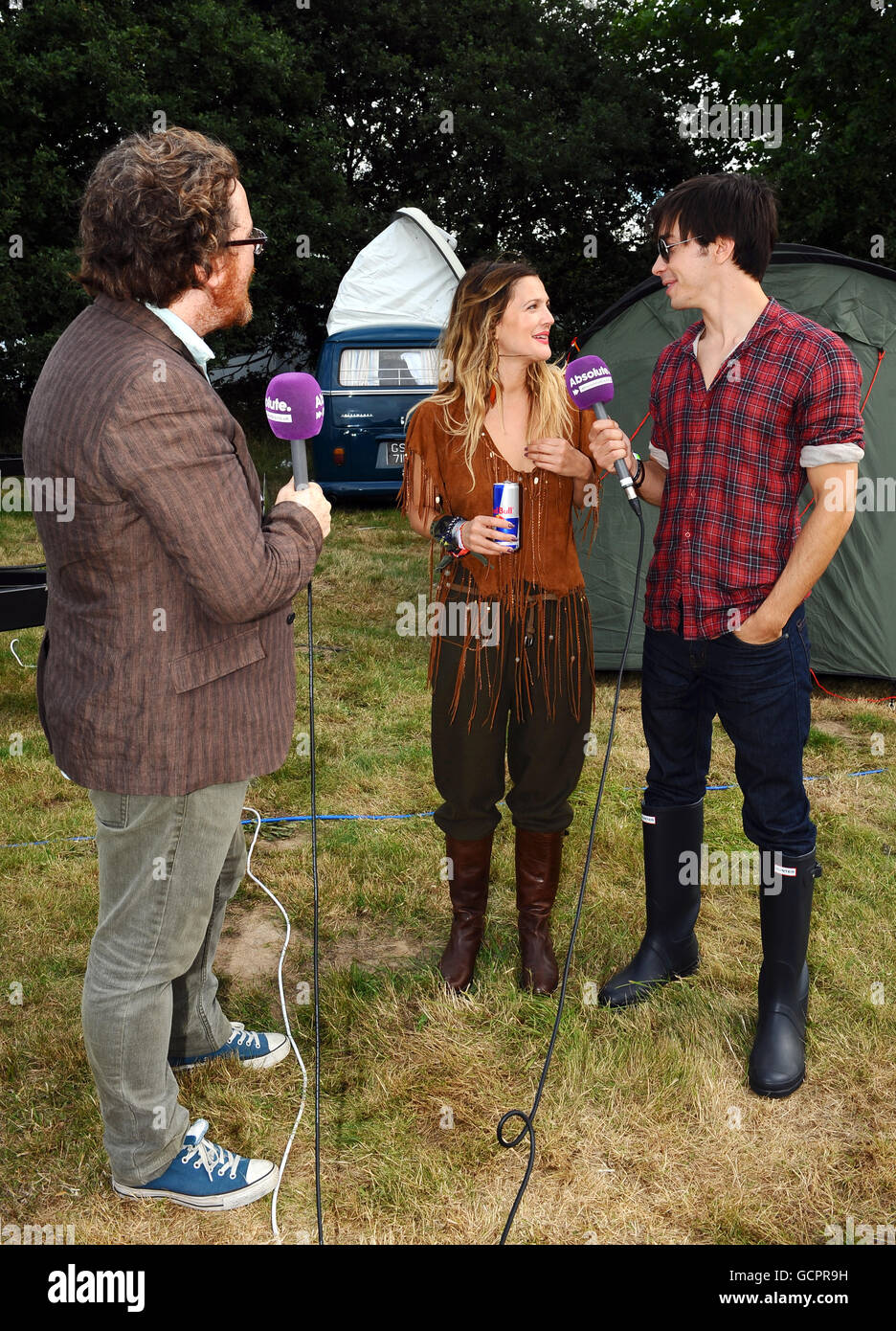 Geoff Lloyd (left) speaks to Drew Barrymore and Justin Long backstage ...