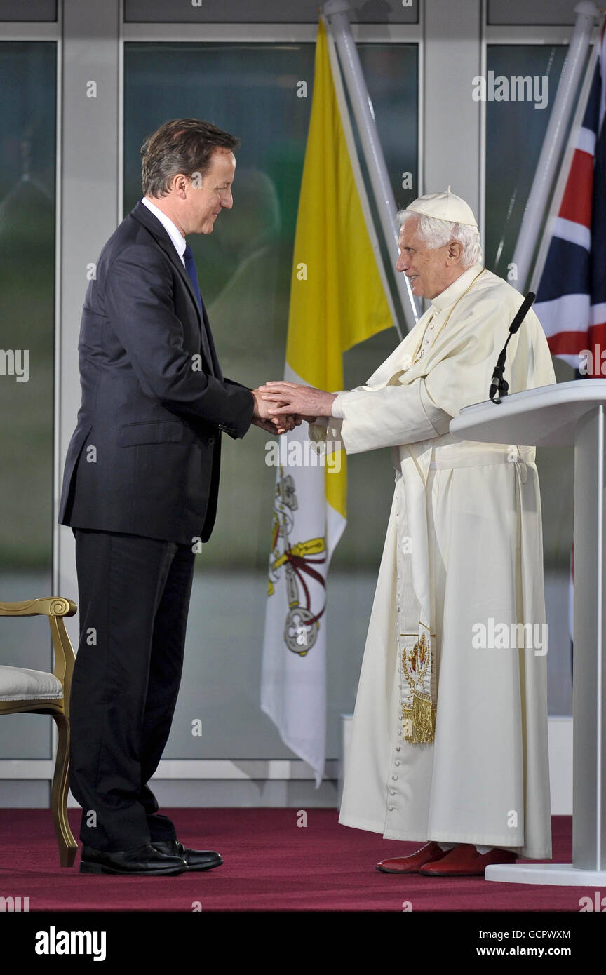 Religion pope full length shaking hands profile union jack flag hi-res ...
